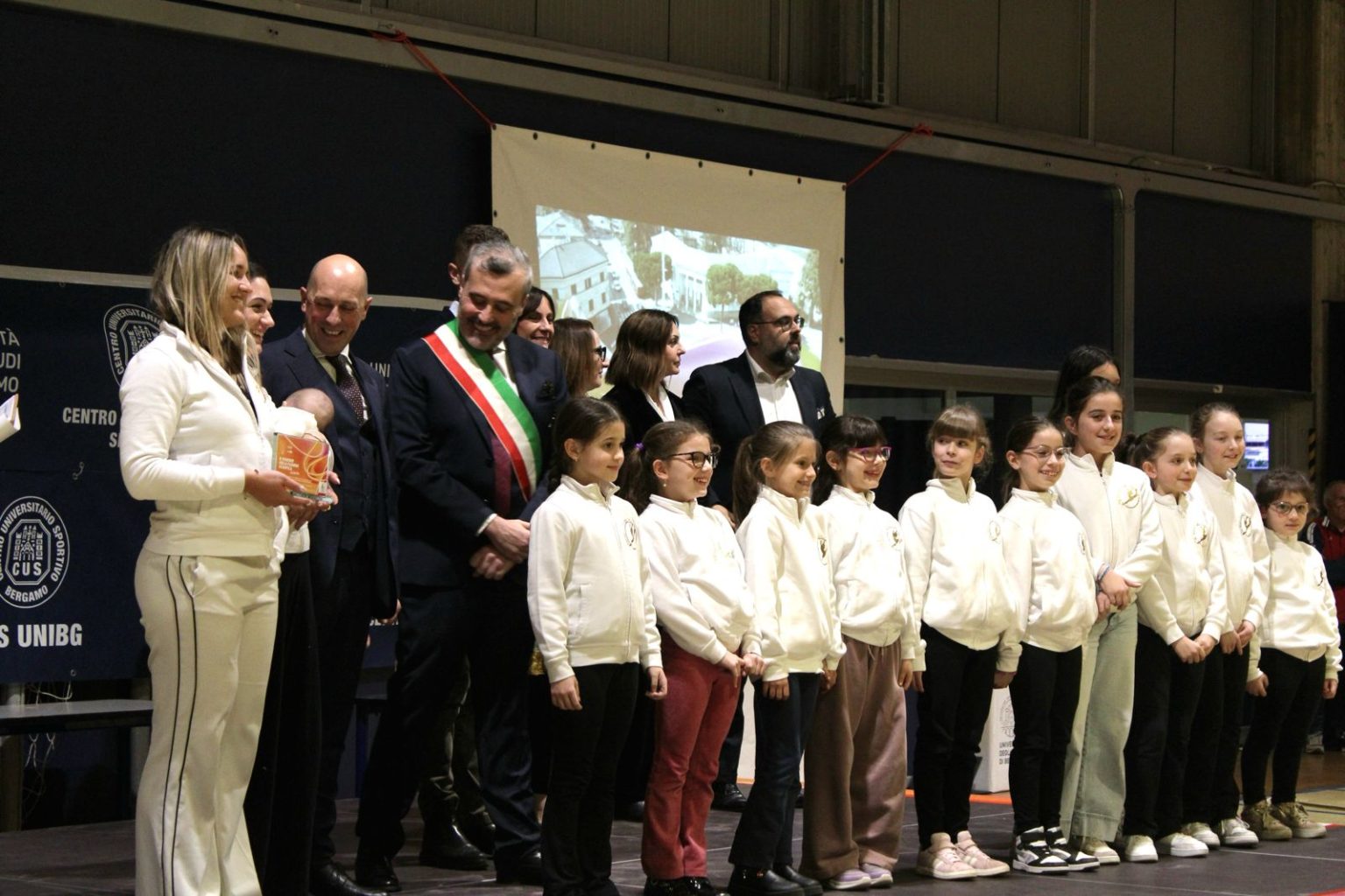 La fiamma olimpica fa tappa al CUS Bergamo: sport, valori e territorio ...
